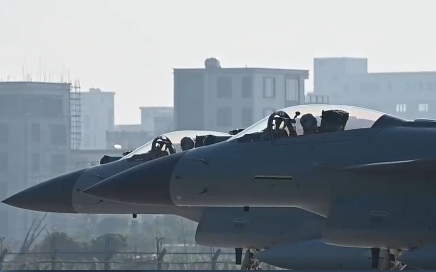 歼10出航,飞渡远洋!多架歼10进行海上空战演练