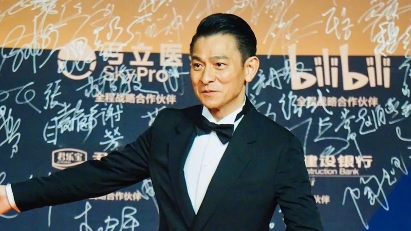 金鸡奖闭幕式颁奖典礼红毯专访人潮汹涌刘德华 我对人生充满热情