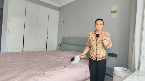 第一次使用除螨仪清理床铺,看着干净的床铺,却清理出好多脏东西