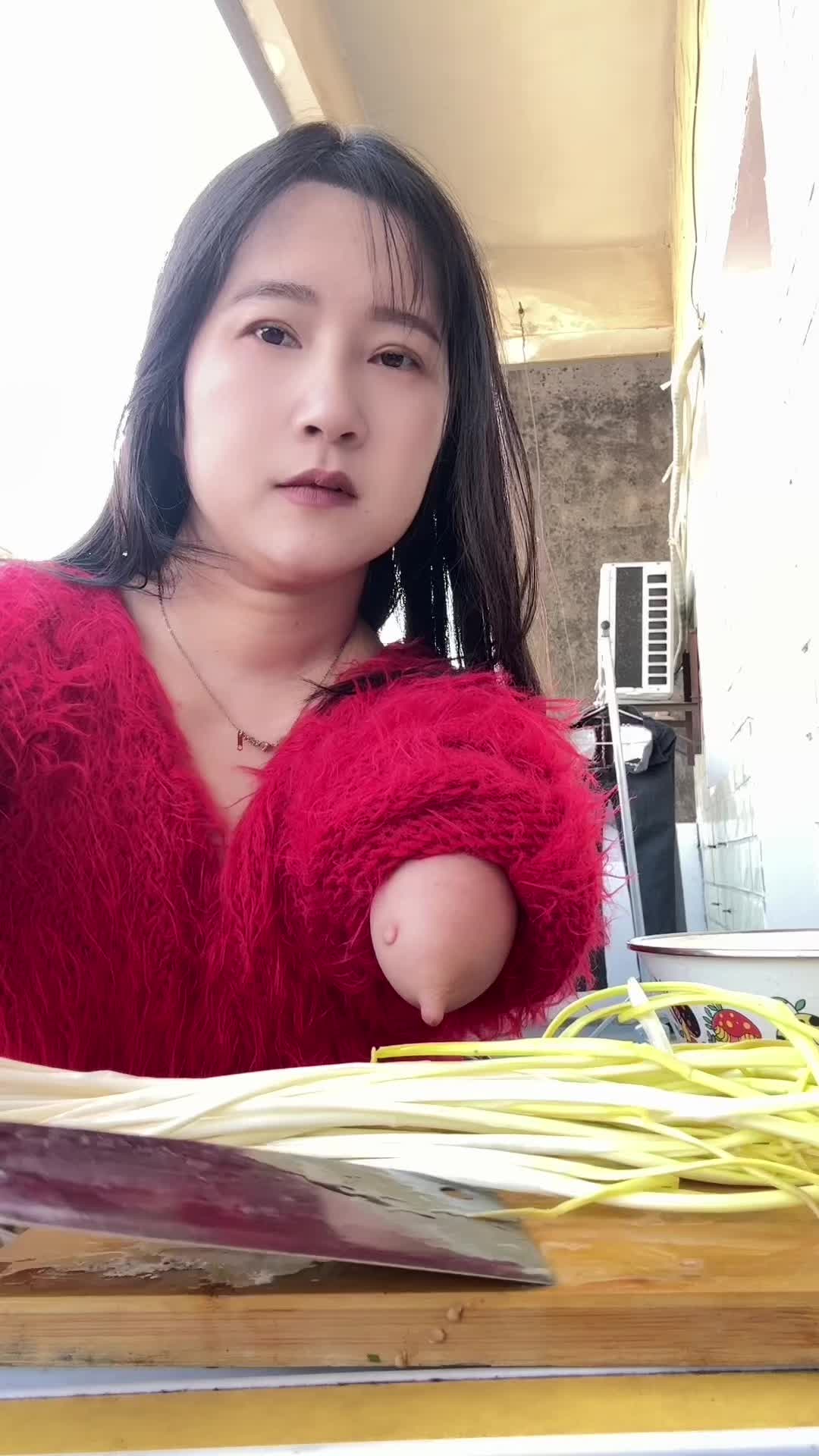 #残疾人的生活#身残志坚 冬天衣服穿多了,手就不太方便干活了