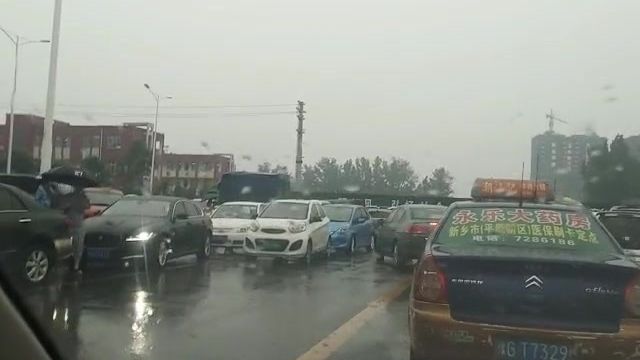 孩子放学了 开车去接他们 路上太堵了 眼看到学校门口就是走不动