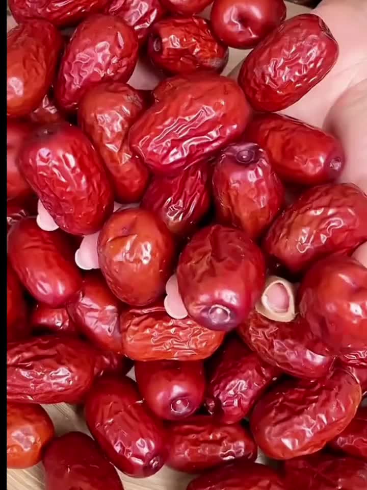 新疆和田大枣,个大饱满,肉厚核小,拿来当小零食煮粥煲汤泡水都非常好!...