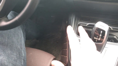 新手开车如何踩刹车,不会点头更平顺,试试2脚刹车的技巧