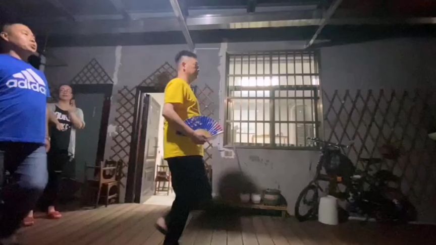 妖娆的男士模特步,哈哈,饭后动一动,活到九十九