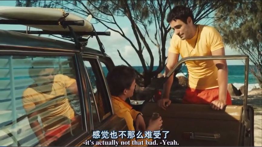 大海啸之鲨口逃生:海边出现鲨鱼救生员快艇救援,可惜完了一步