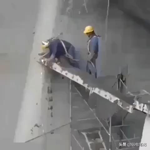 幸亏系了安全绳,生命只有一次,不要吊儿郎当。