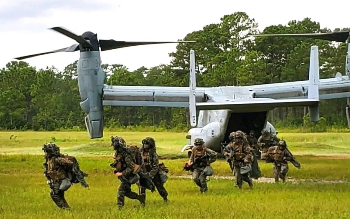 科技与军事:美国海军陆战队在模拟的真实对抗环境下进行突袭演习(...