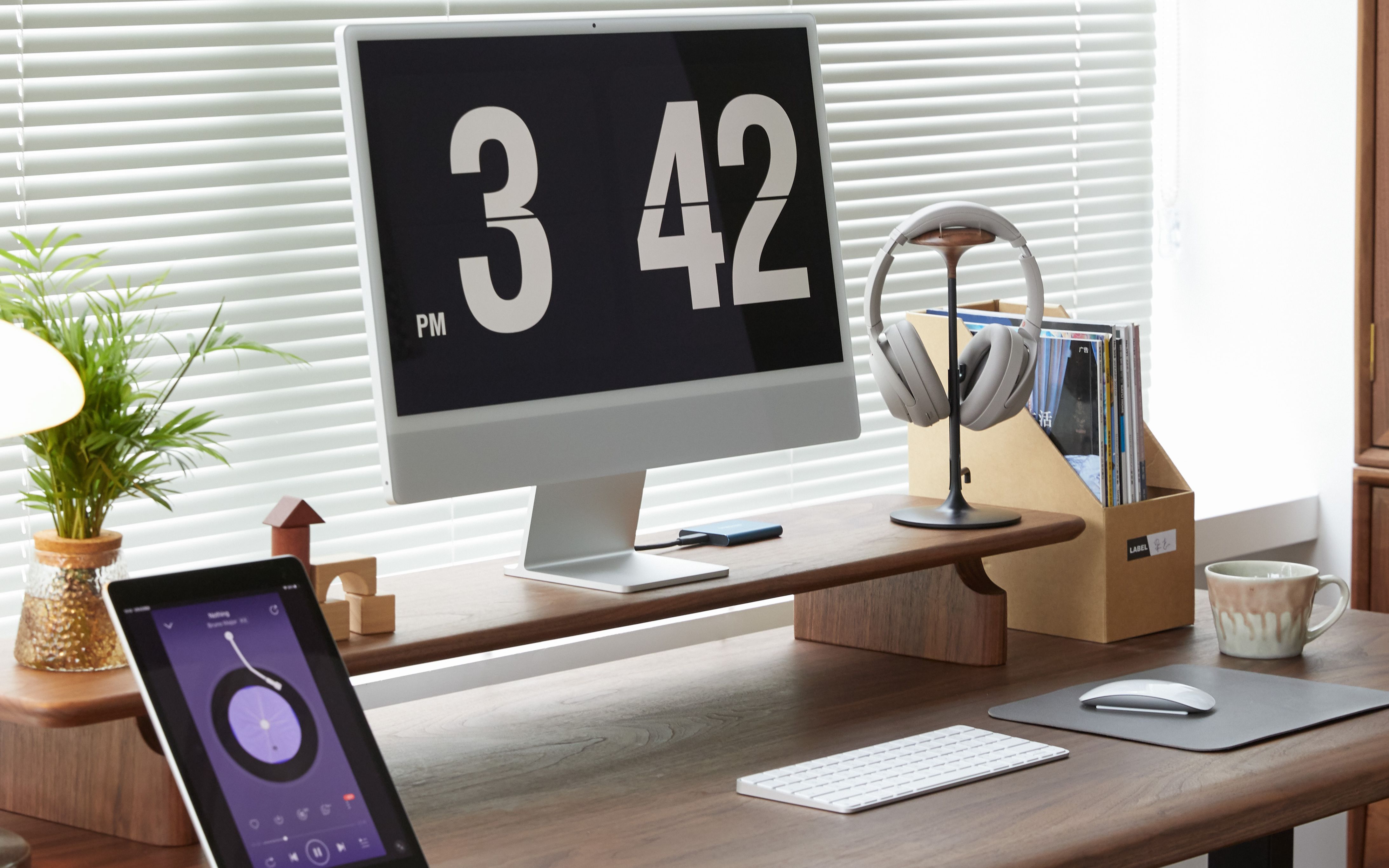 别眨眼,30s沉浸式布置,搭建黑胡桃木升降桌的桌面美学