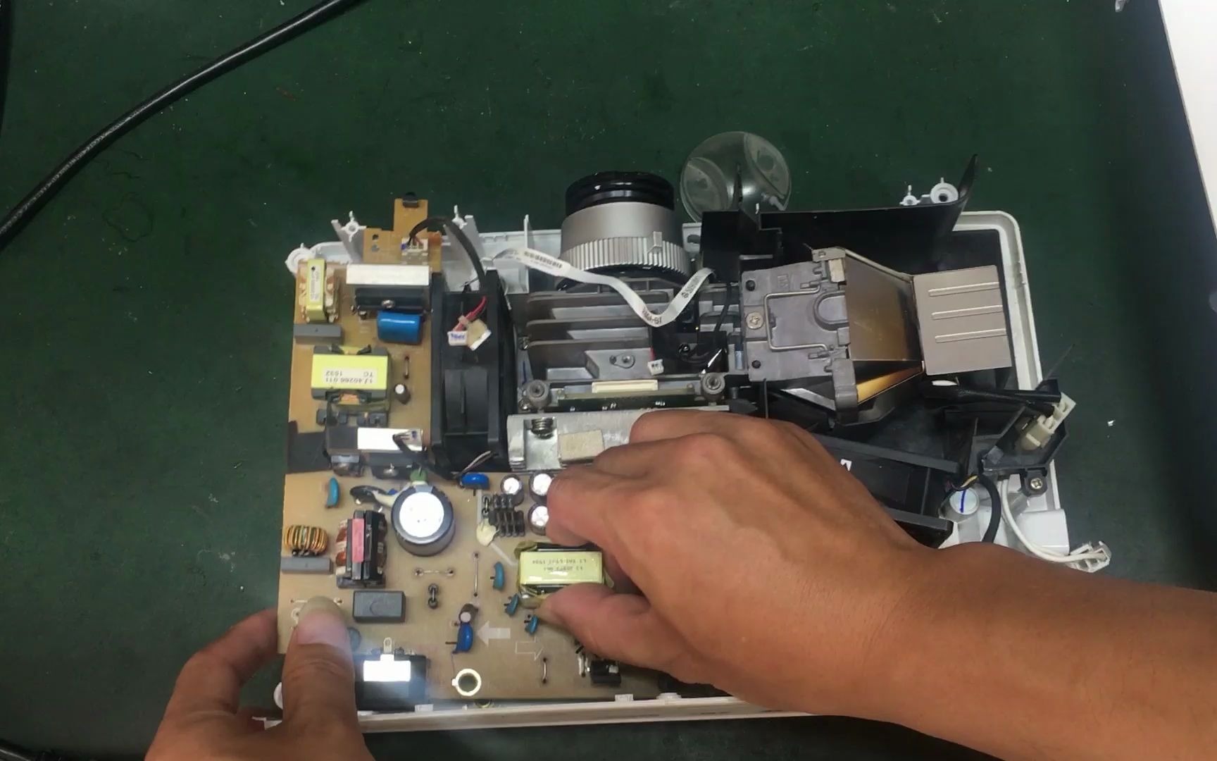 宏基投影机正常使用过程中直接冒烟就熄火了,维修视频经验分享!