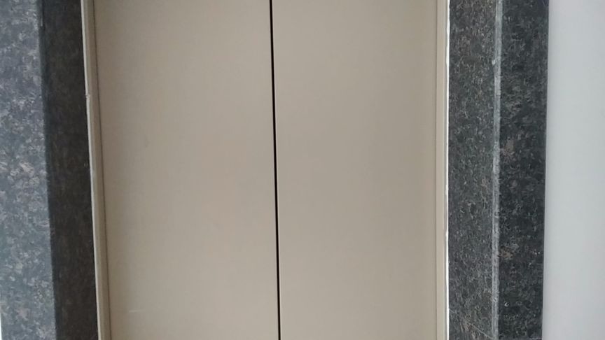 电梯灵异事件,面对空无一人的电梯,不停开合