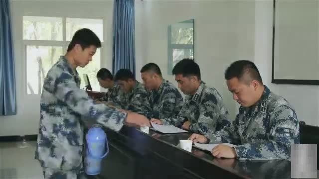 给领导倒水时发现水壶没水,他的做法让你拍手称绝