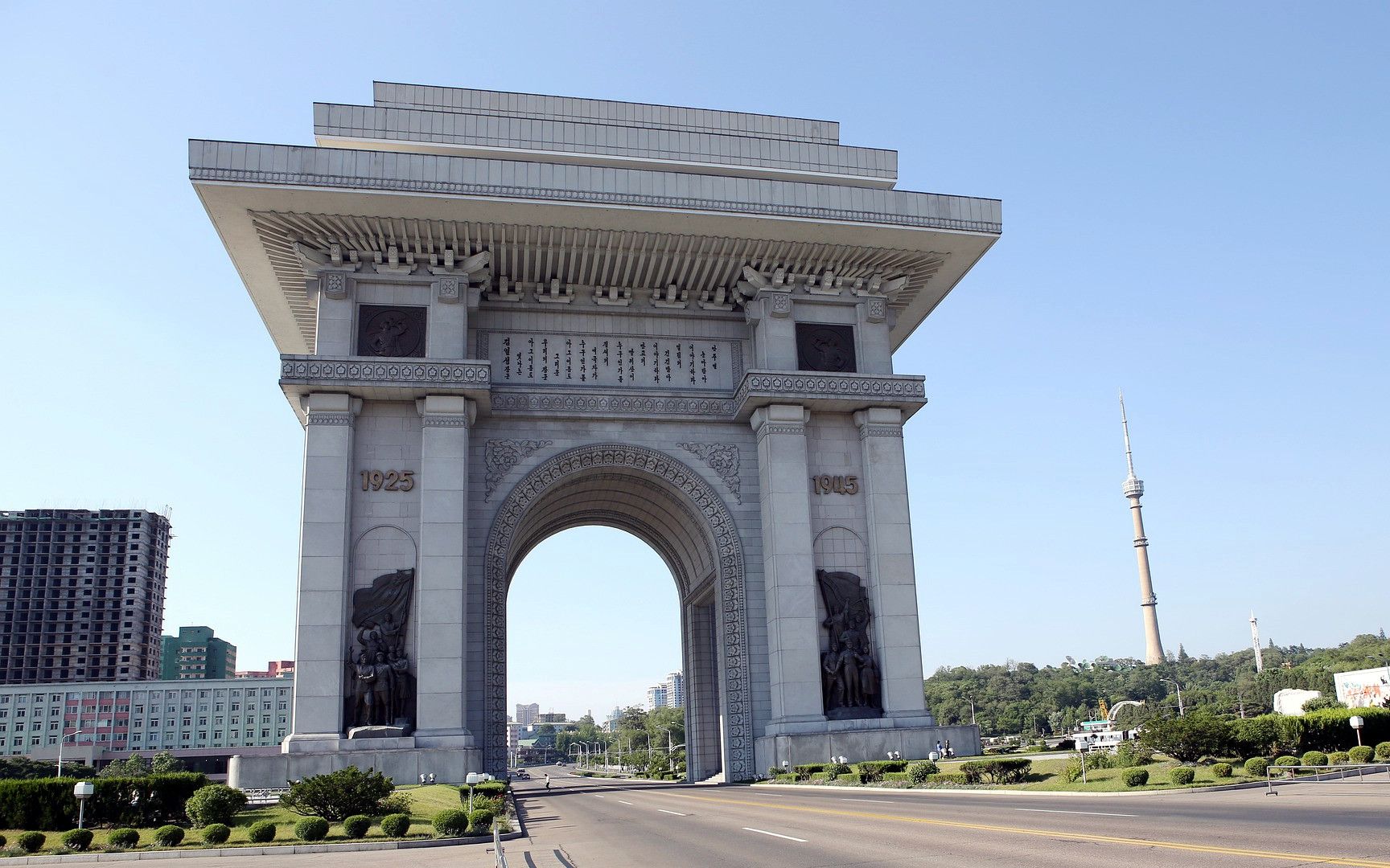 朝鲜——红蓝五角星旗与《晨光把祖国江山染成金》