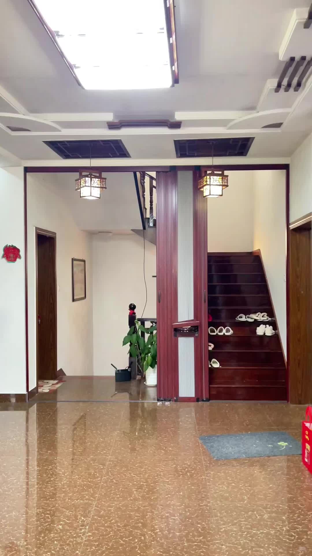 苏州东山别墅楼梯口安装隐形隔断门,隔空调冷热风。防止开空调室内...