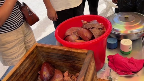 卤下货28一斤不分类,小伙生意火出圈,顾客围着快抢,不服不行