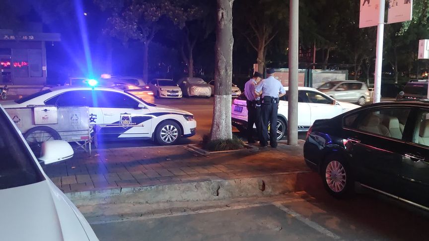 点赞人民公安,警察叔叔保驾护航,创建和谐安定社会!文明就餐