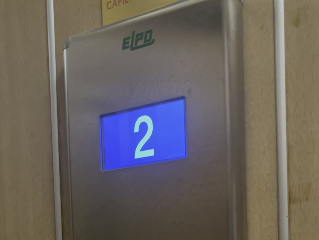 意大利某老式电梯,手动门(乘坐)