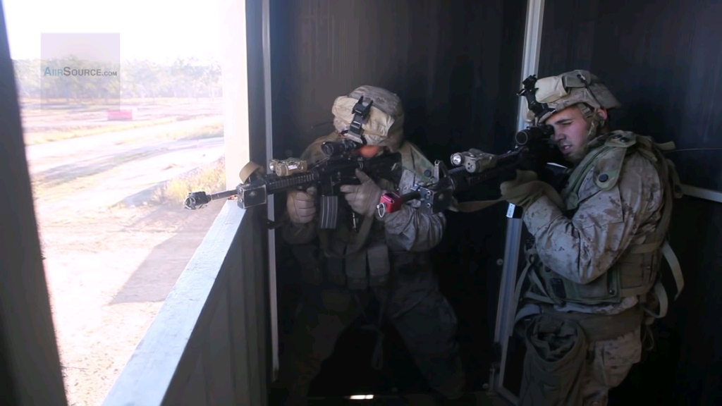 50名美国海军陆战队队员与澳大利亚陆军旅进行模拟对抗战斗演习