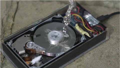 电脑硬盘是如何运行的?水浇在上面会怎么样?慢镜头演示全过程!