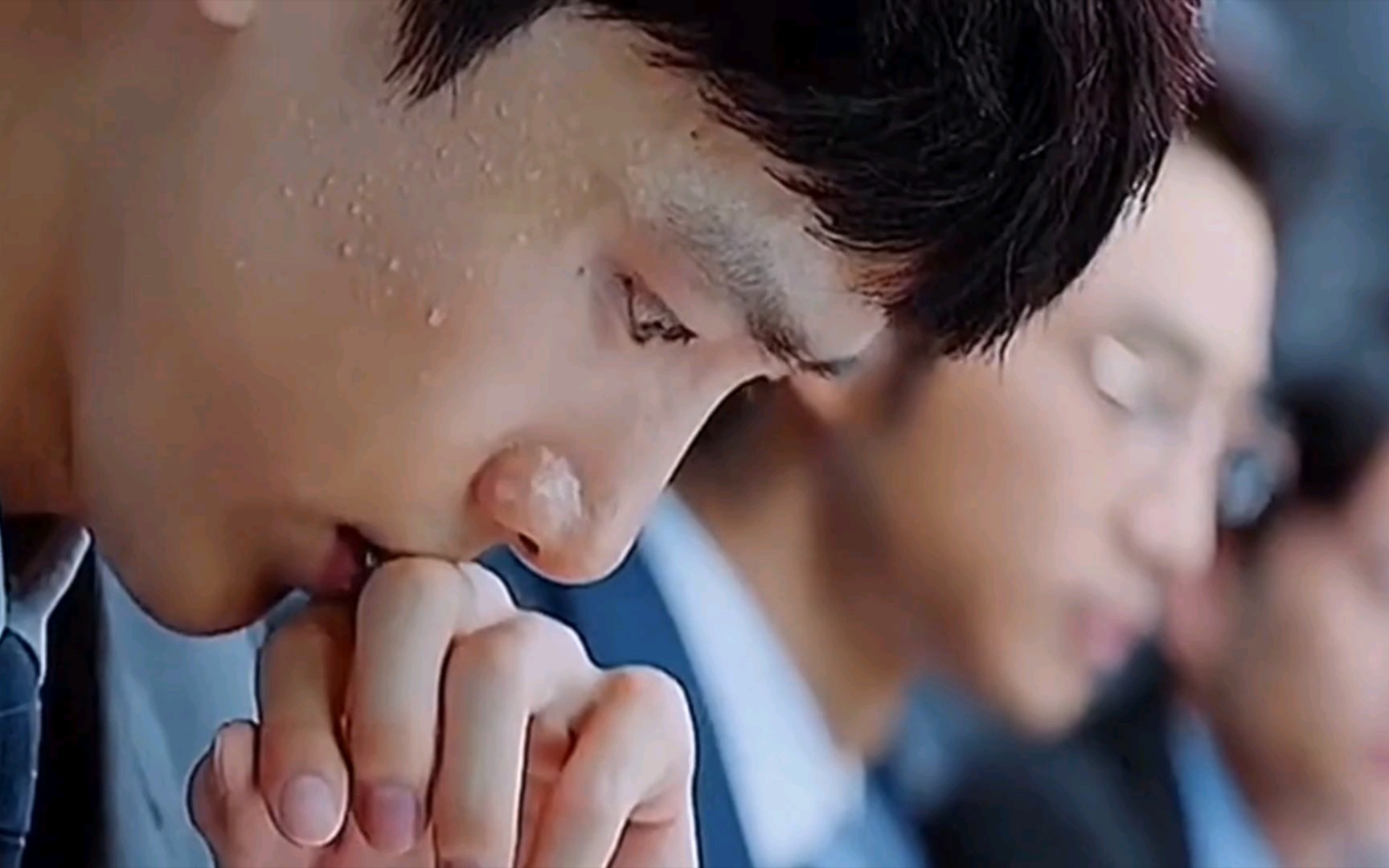 实习生第一次参加会议,手忙脚乱的样子被嘲笑,职场新人真是不受待见!