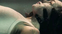 美女在浴缸泡澡,结果刚一下水,浴缸里就伸出一只黑手
