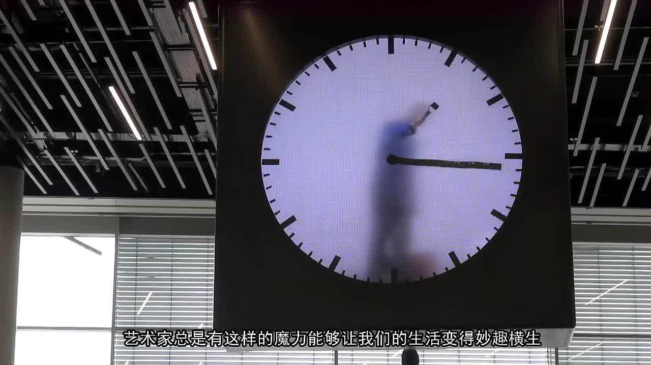 艺术家设计的真人时钟,指针全靠人工实时画出,时间都是准确的