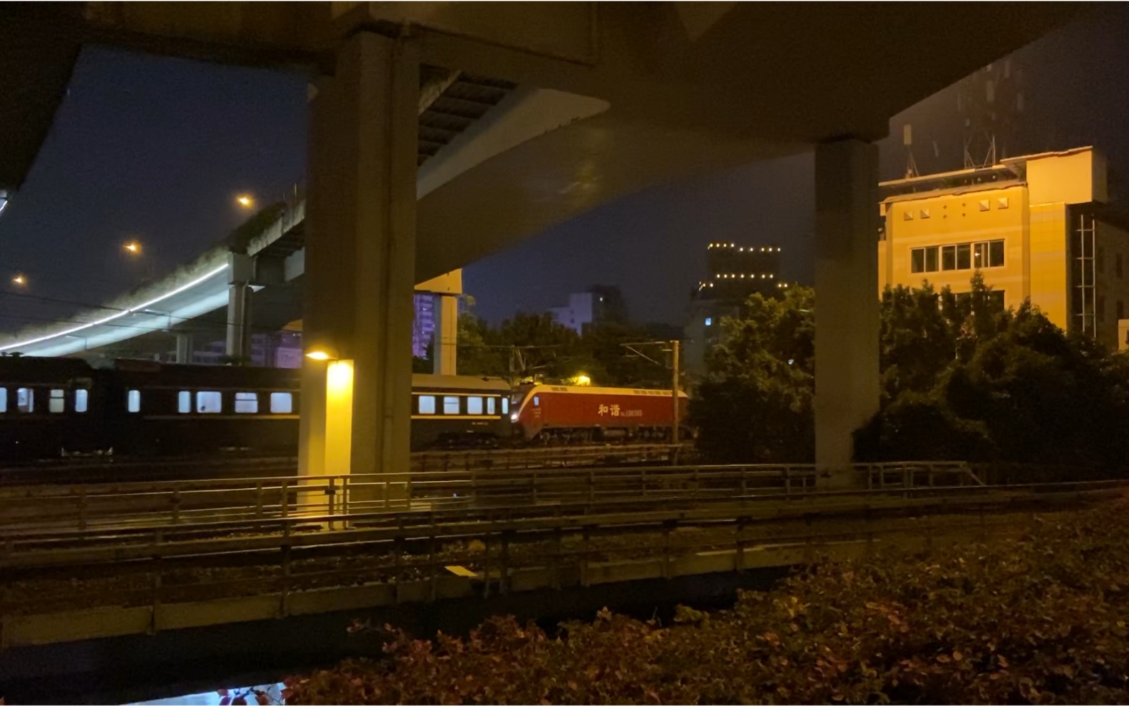 Z24次列车,深圳-武昌,通过广州东站外