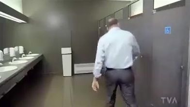 用了一下残疾人士专用厕所,大叔的演技绝了