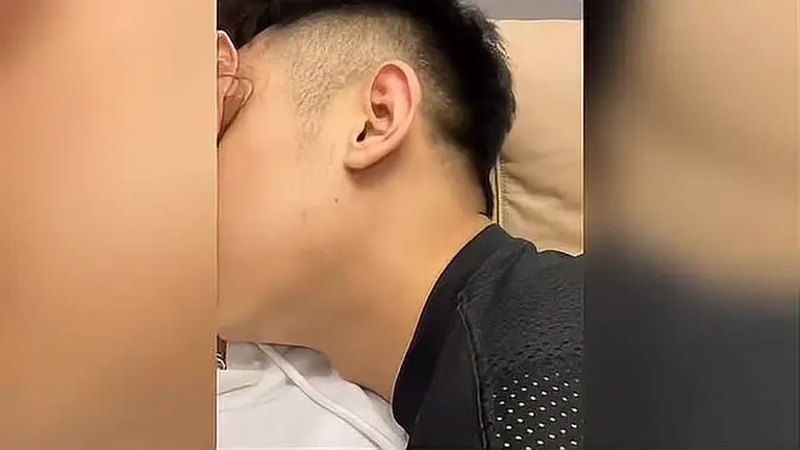 男朋友撒娇被拍真实反应,撒起娇来真不比女人差