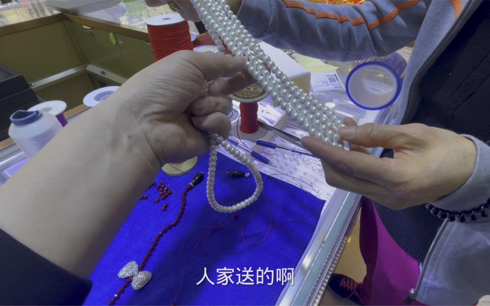 朋友送一串珍珠项链要验一下,用这个方法验太简单了