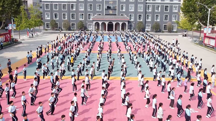 中学老师创编模拟运动操:学生学习压力大,没时间打球锻炼