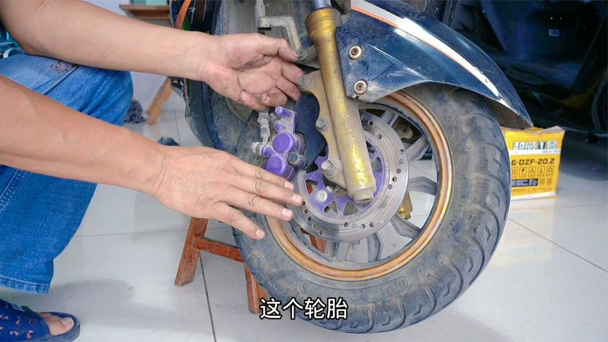 电动车前轮半路出问题怎么办?一招教你应急拆卸,学会修车不求人