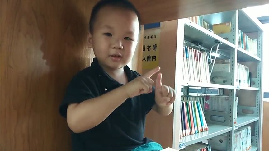 三岁半宝宝用手指进行英文数数,φ(￣∇￣o)太萌惹