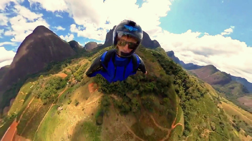 翼装飞行惊魂一刻!伞带绕颈迫降山坡,生死瞬间全记录