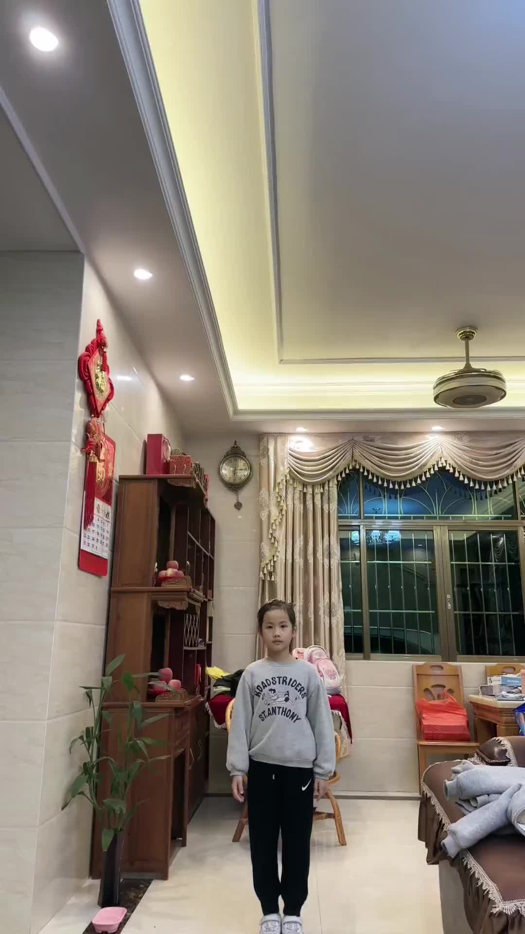 谢家小妹妹爱跳舞蹦蹦跳跳没烦恼爱跳舞的小姑娘又来了客厅就是运