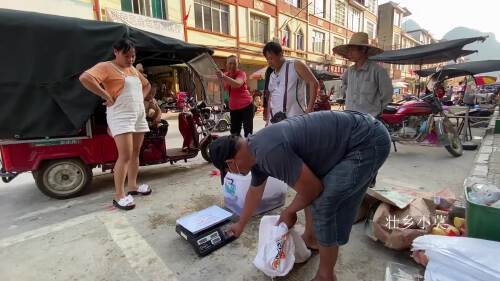 小伙摆地摊卖鱼生意火爆,大家都喜欢和他买,买到就是赚到