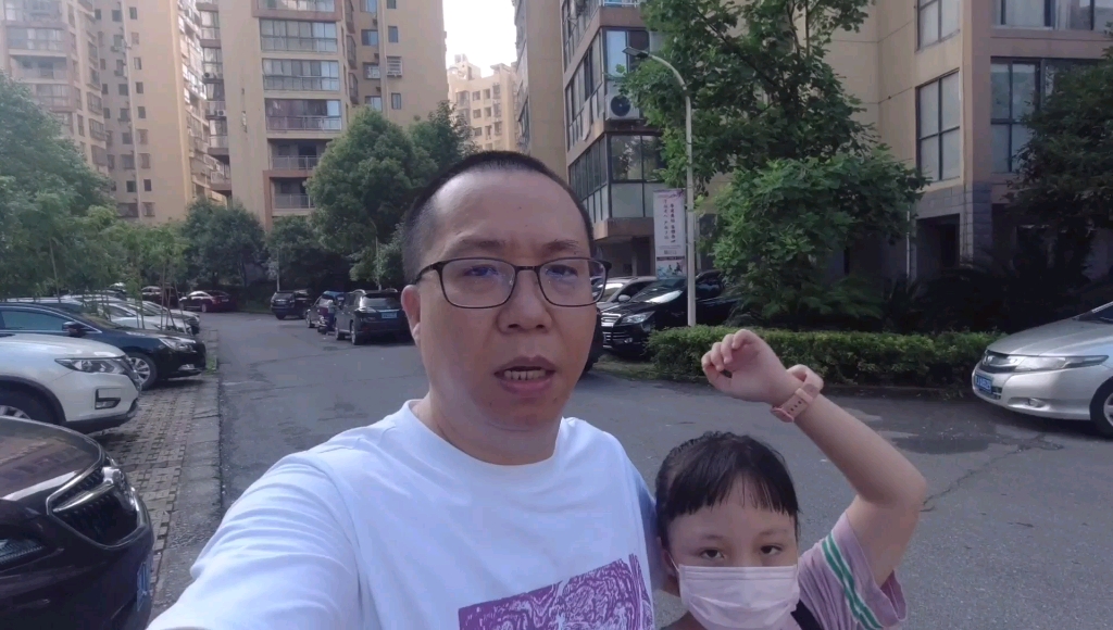 今天去学校拿期末考试成绩报告单,从今天开始就正式开始放暑假了