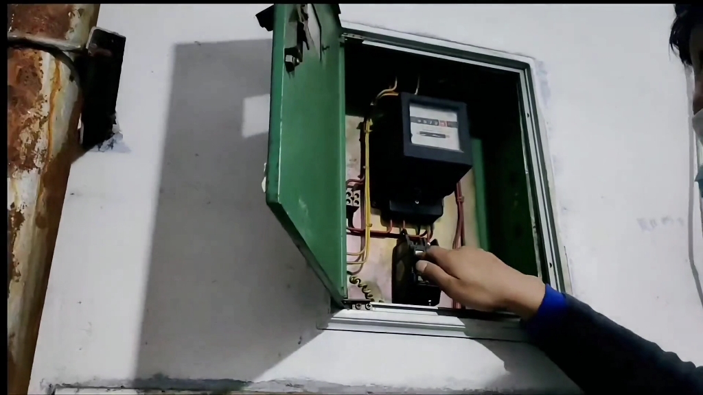 ...几个手机充电器,还有几个电源开关,还有洗衣机,这是什么电路故障?