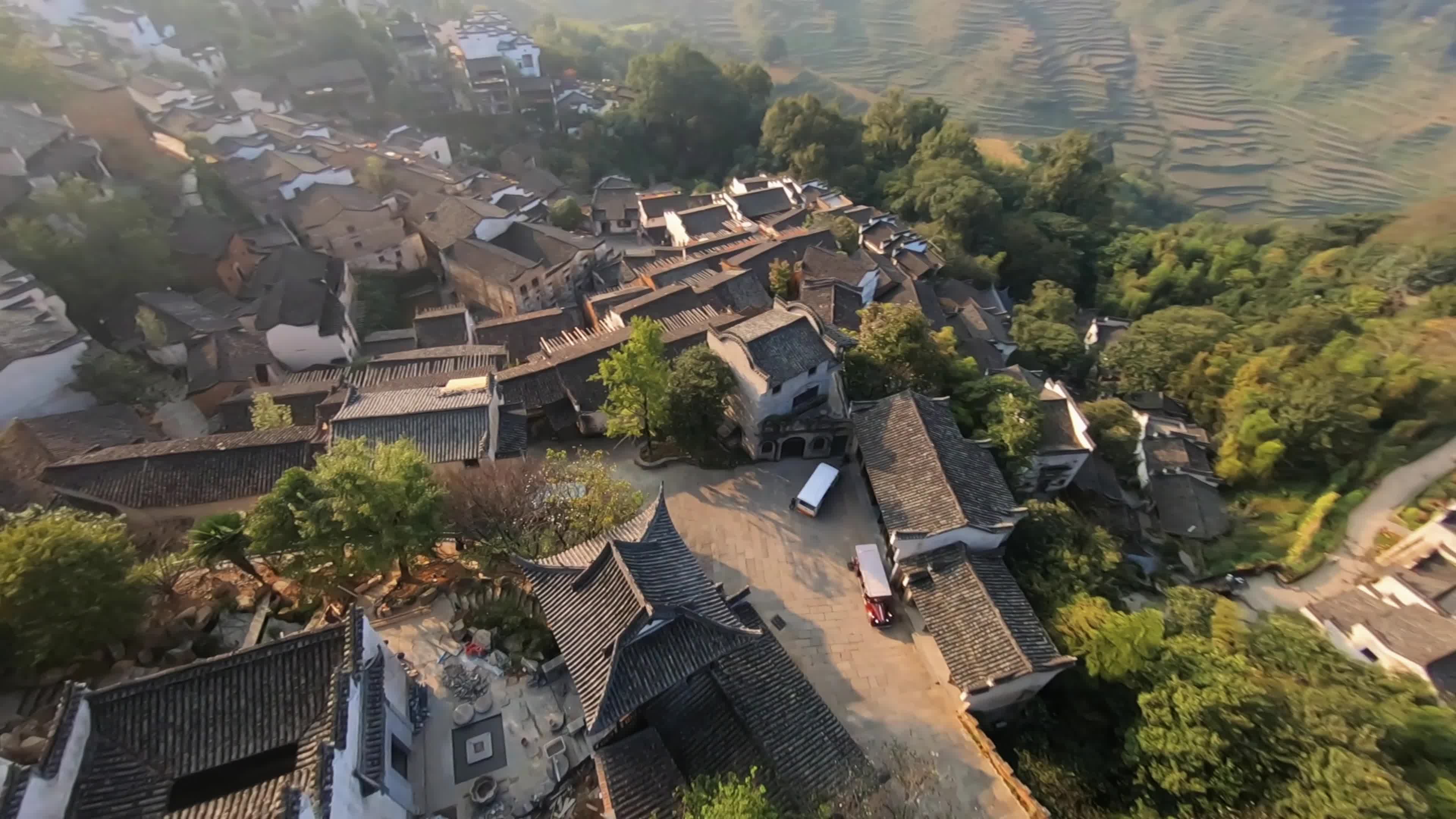 穿越机忐忑的爬山