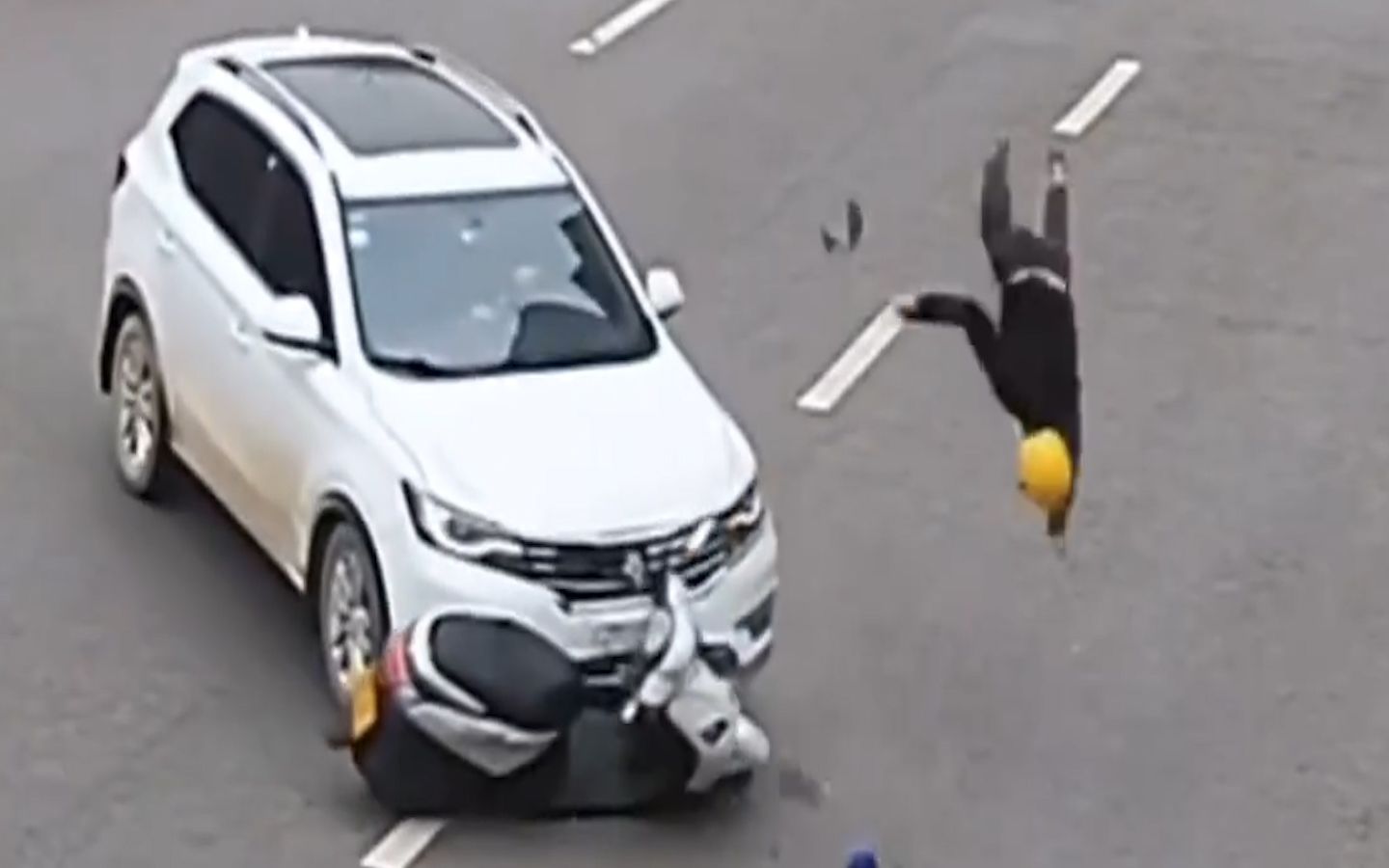 第419期:论戴安全帽的重要性,白车你转弯怎么不让着点呢?