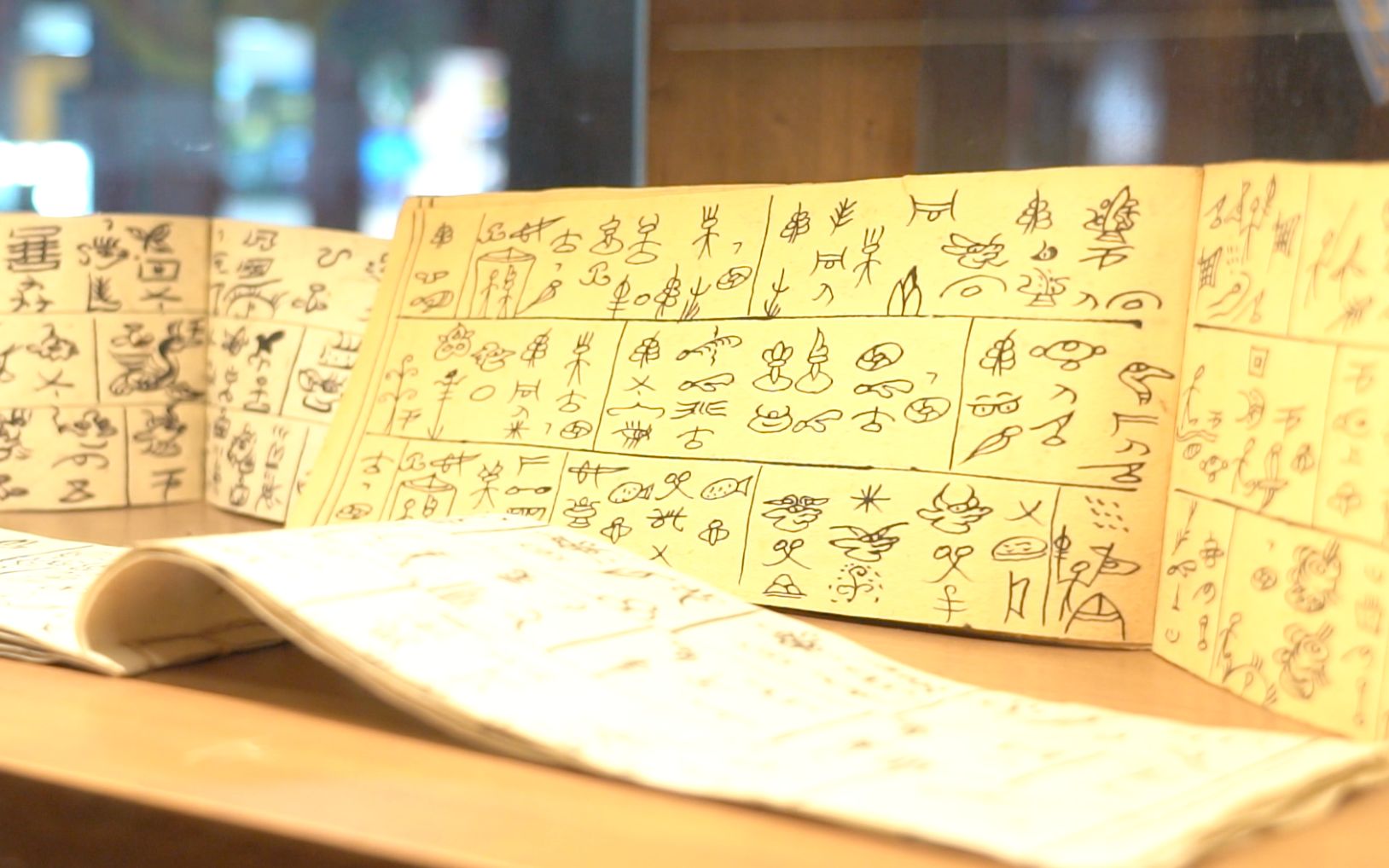 云南有个少数民族,文字比甲骨文还古老,始于唐代!