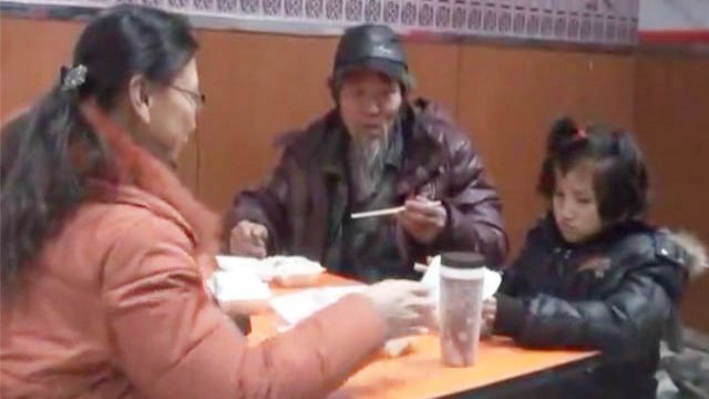 志愿者怀疑男子是人贩,利用残疾孩子乞讨,与其纠缠不让他上车跑掉