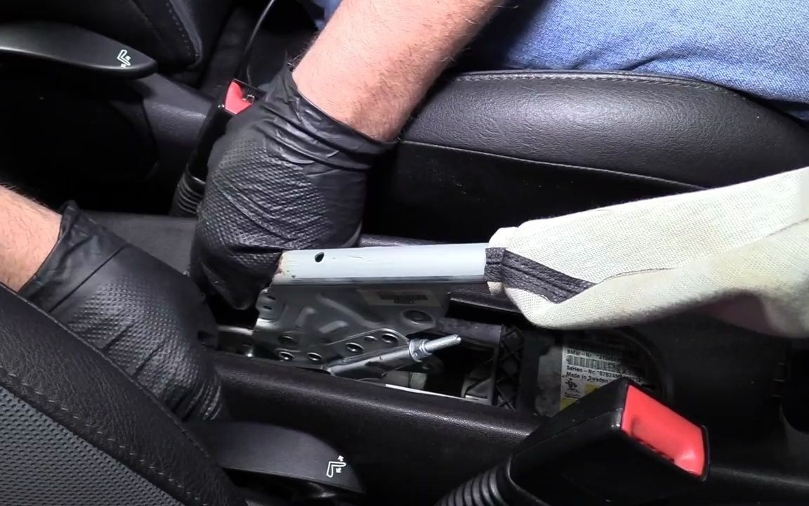 MINI cooper r56 拆卸紧急制动手柄