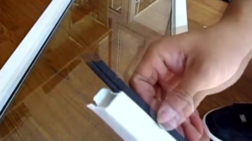 塑钢平移门窗密封毛条和密封皮条的更换方法