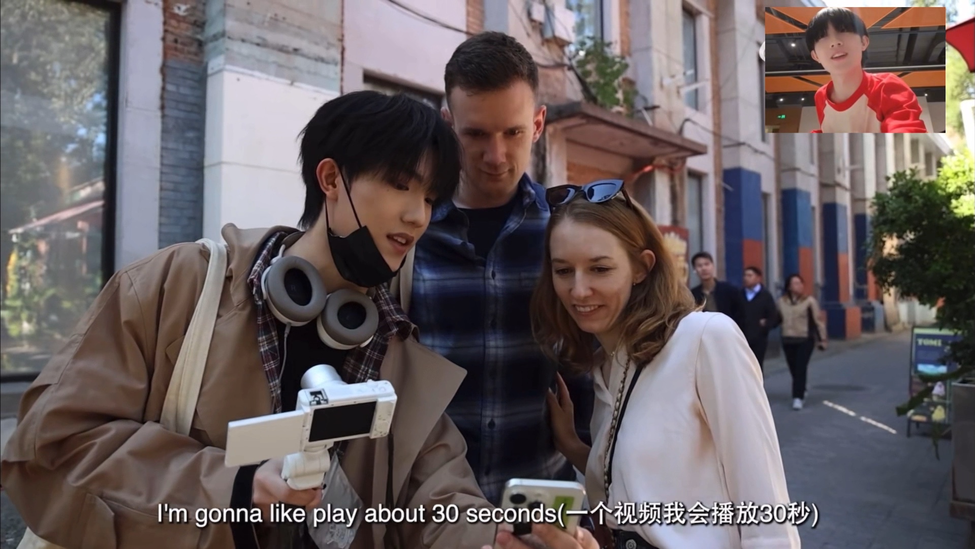 社牛小爱豆街头英文采访外国友人点评舞蹈实力