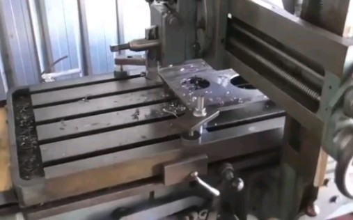 龙门刨的工作状态,可清楚了解机头横向自进刀联动机构工作原理: