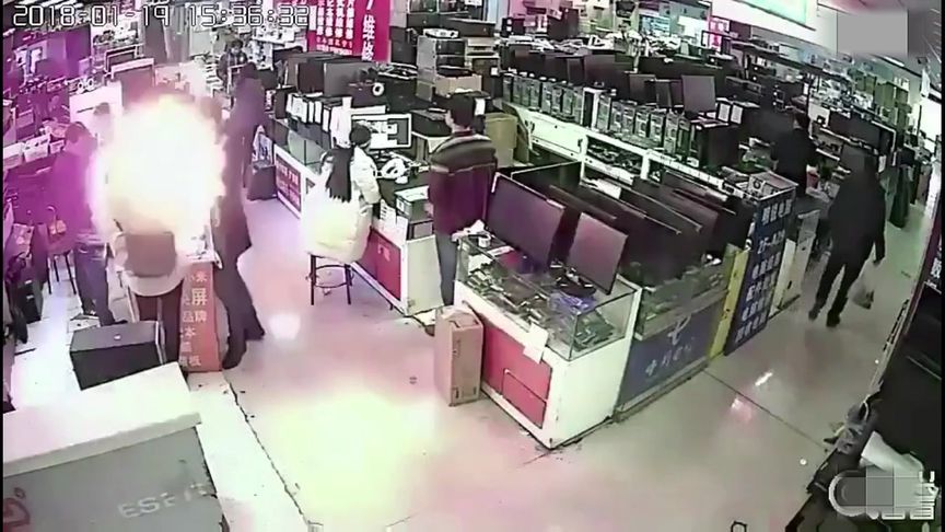 男子在商场咬iPhone电池测试真假,结果爆炸!