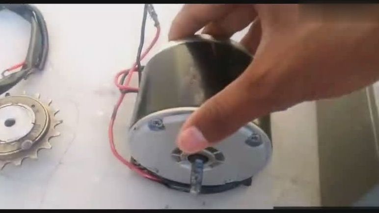 印度生存必学技能之一,自行车变电动车