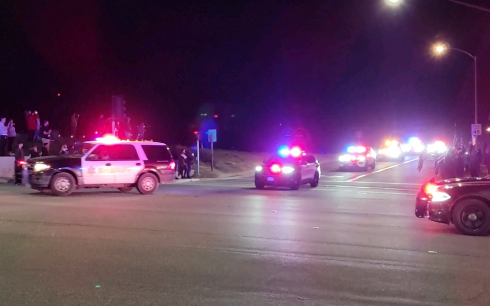 【街拍出警】“多部门参加!”河滨县警察局 等部门为牺牲的警员送行(...