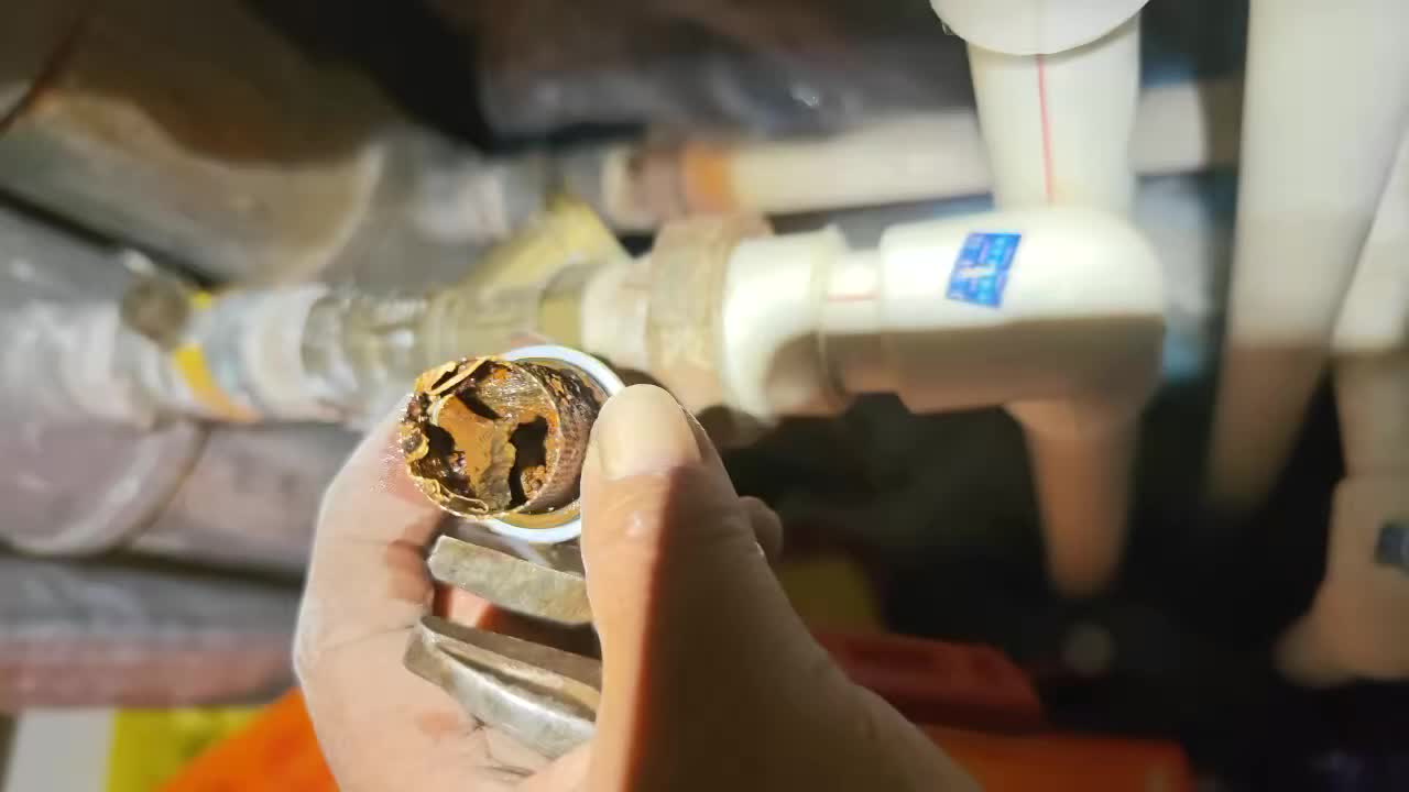 水管清洗前后对比,真是大开眼界!ߒ�ߔ� 定期维护,家庭用水更安心。...