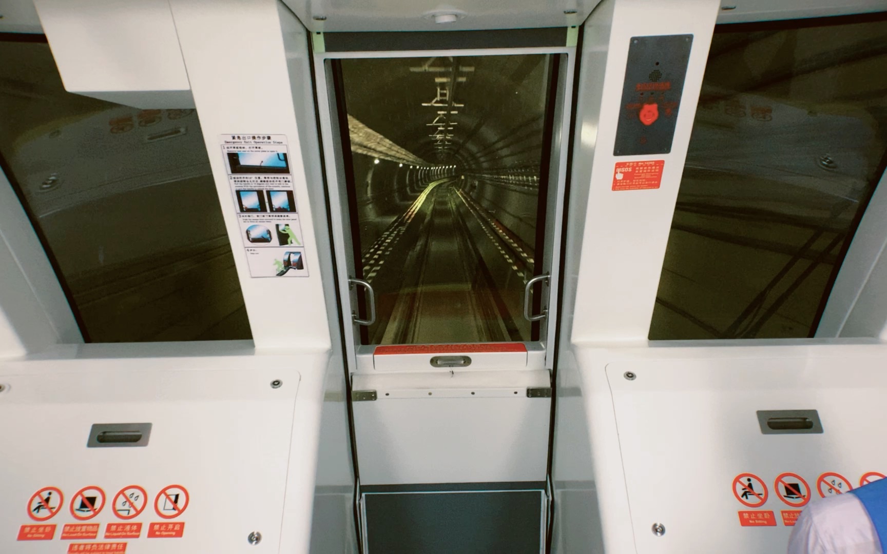 深圳14号线无人驾驶的地铁,车头位置的视野是这样的,好像没啥可看的